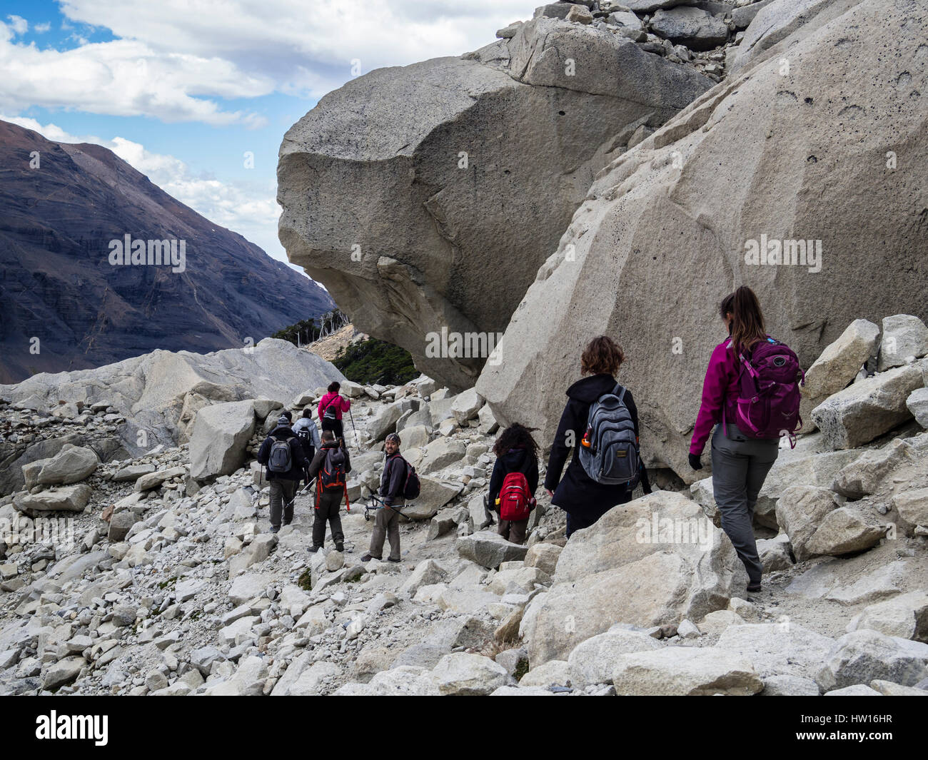 Trail to the Mirador Las Torres, hikers descending from the viewpoint ...