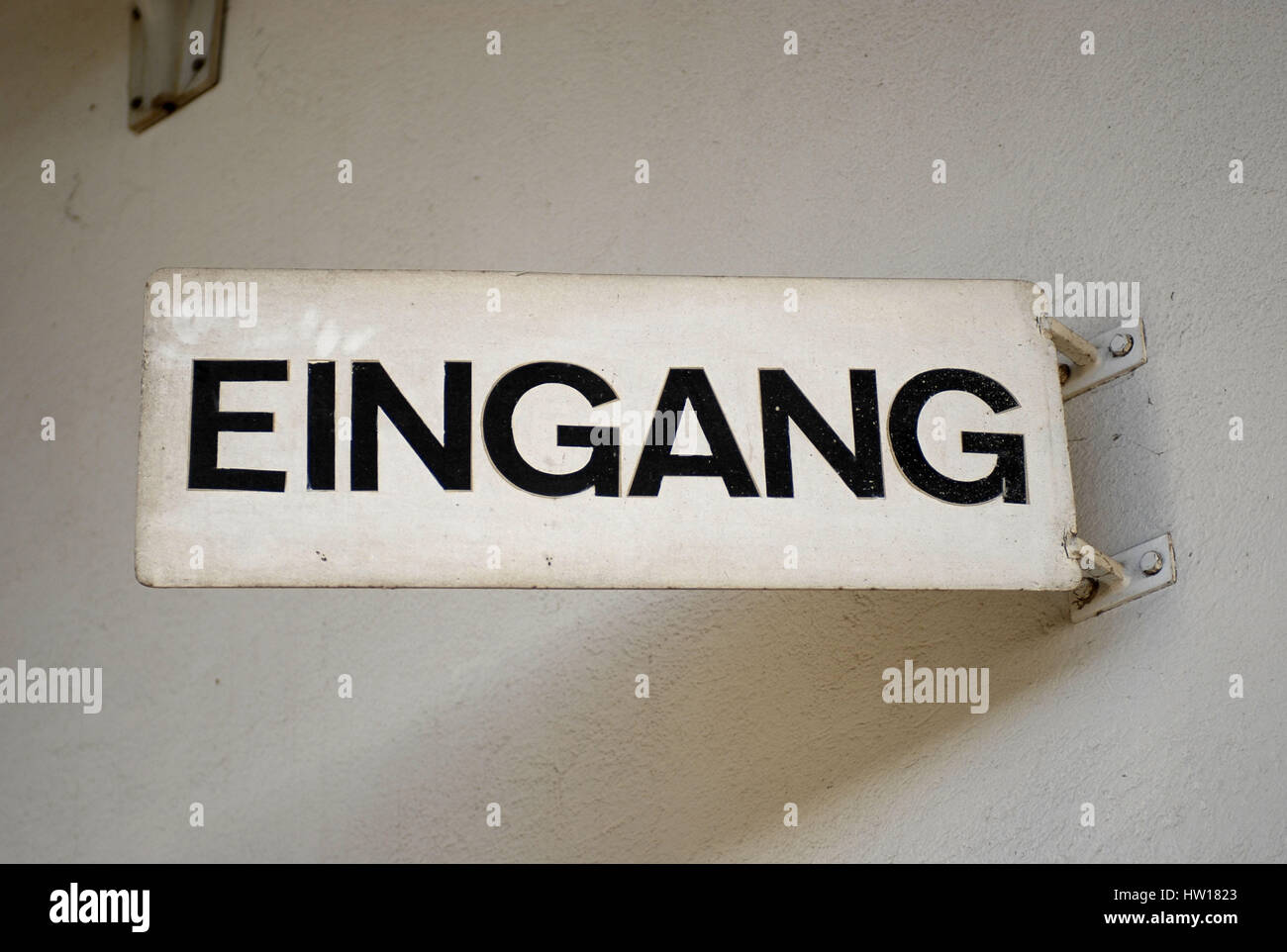Sign with the label - entrance - *** Local Caption *** , Schild mit der ...