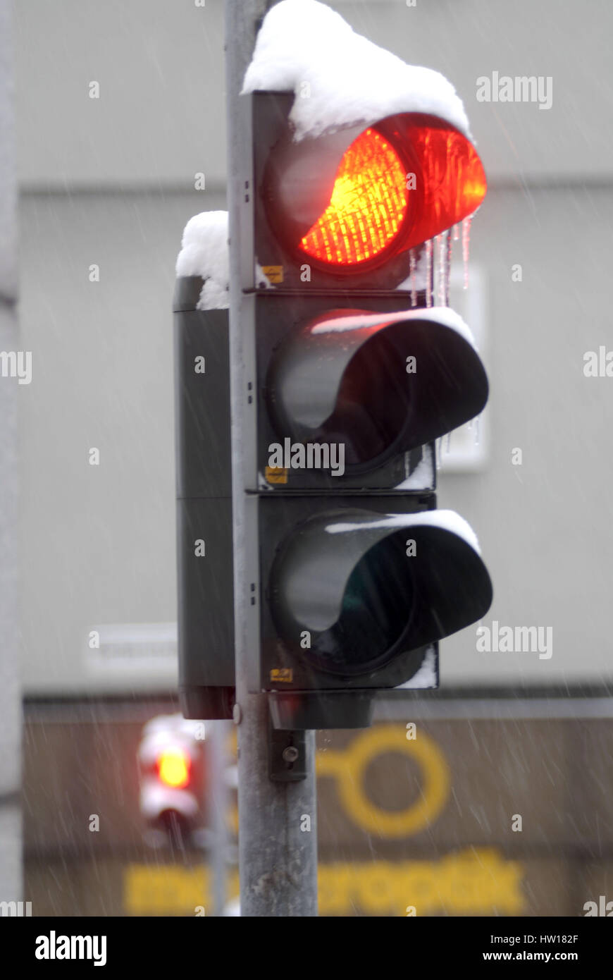 Red traffic light in winter, Rote Ampel im Winter Stock Photo - Alamy