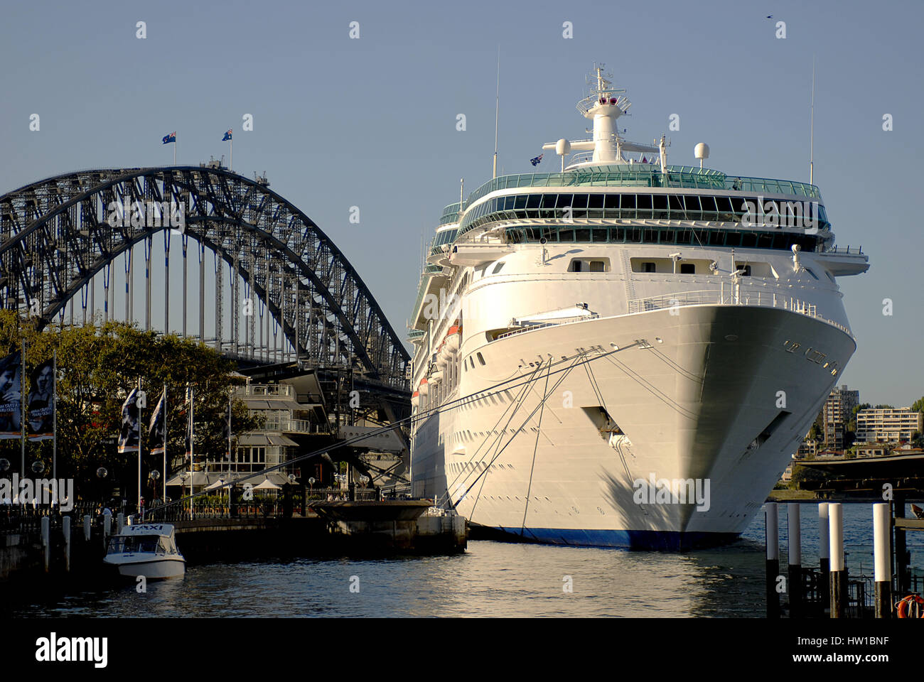 Cruise ship in Darling Harbour, Sydney, Kreuzfahrtschiff in Darling ...