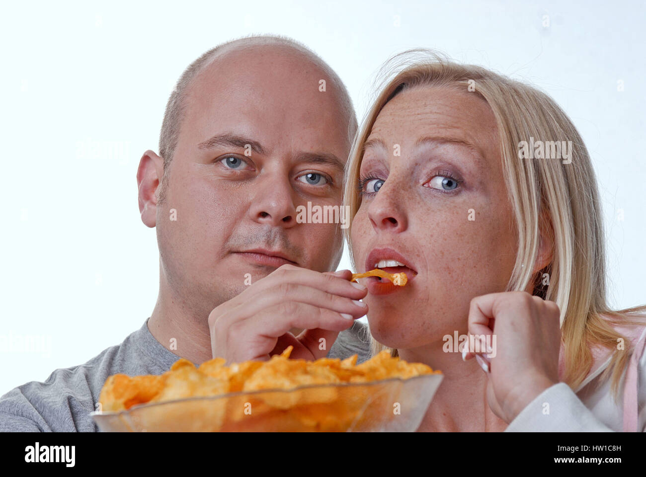 Chips eat, Chips essen Stock Photo - Alamy
