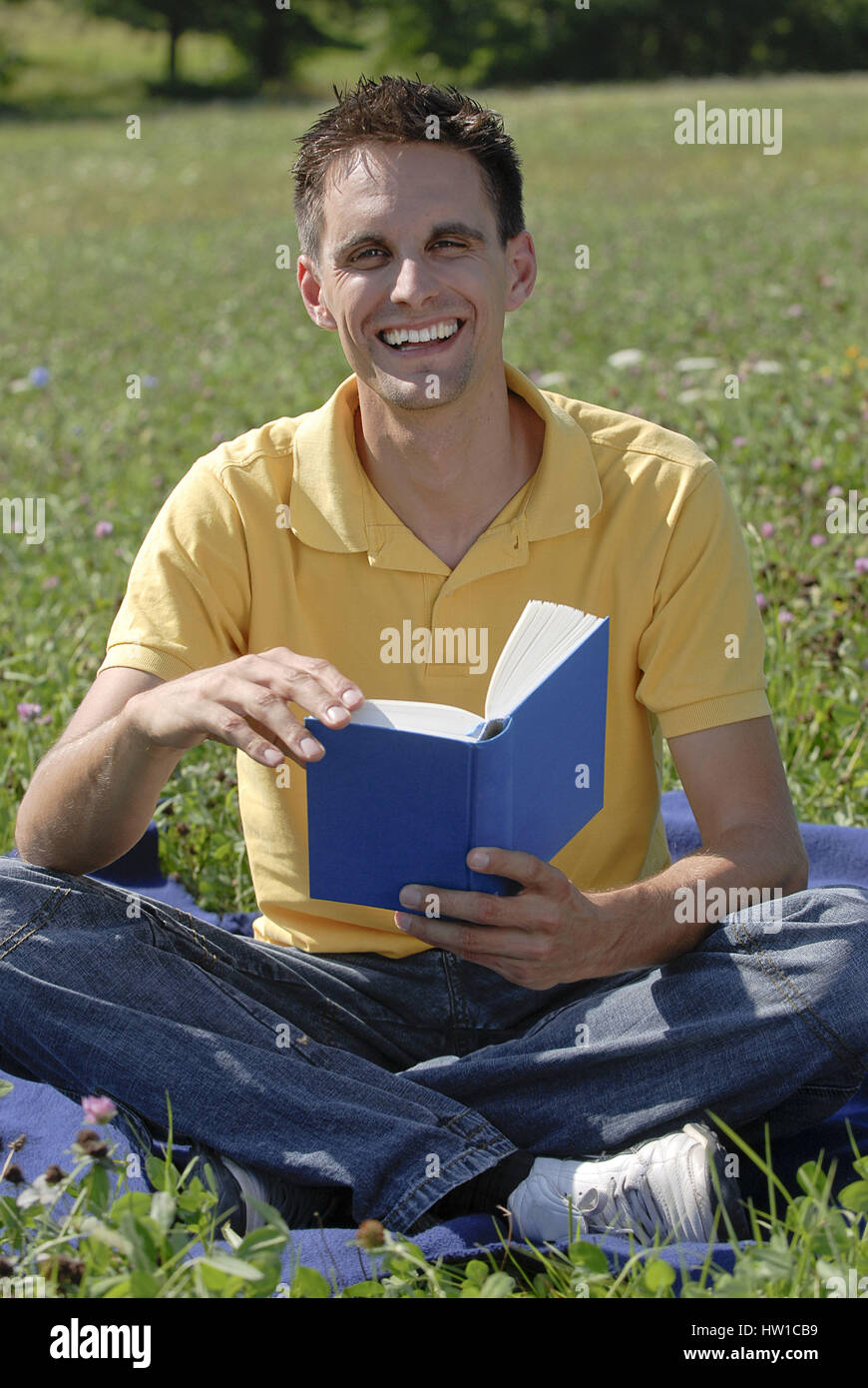 Relaxed reading, Entspanntes Lesen Stock Photo - Alamy