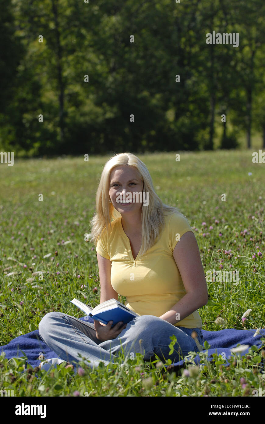 Relaxed reading, Entspanntes Lesen Stock Photo - Alamy