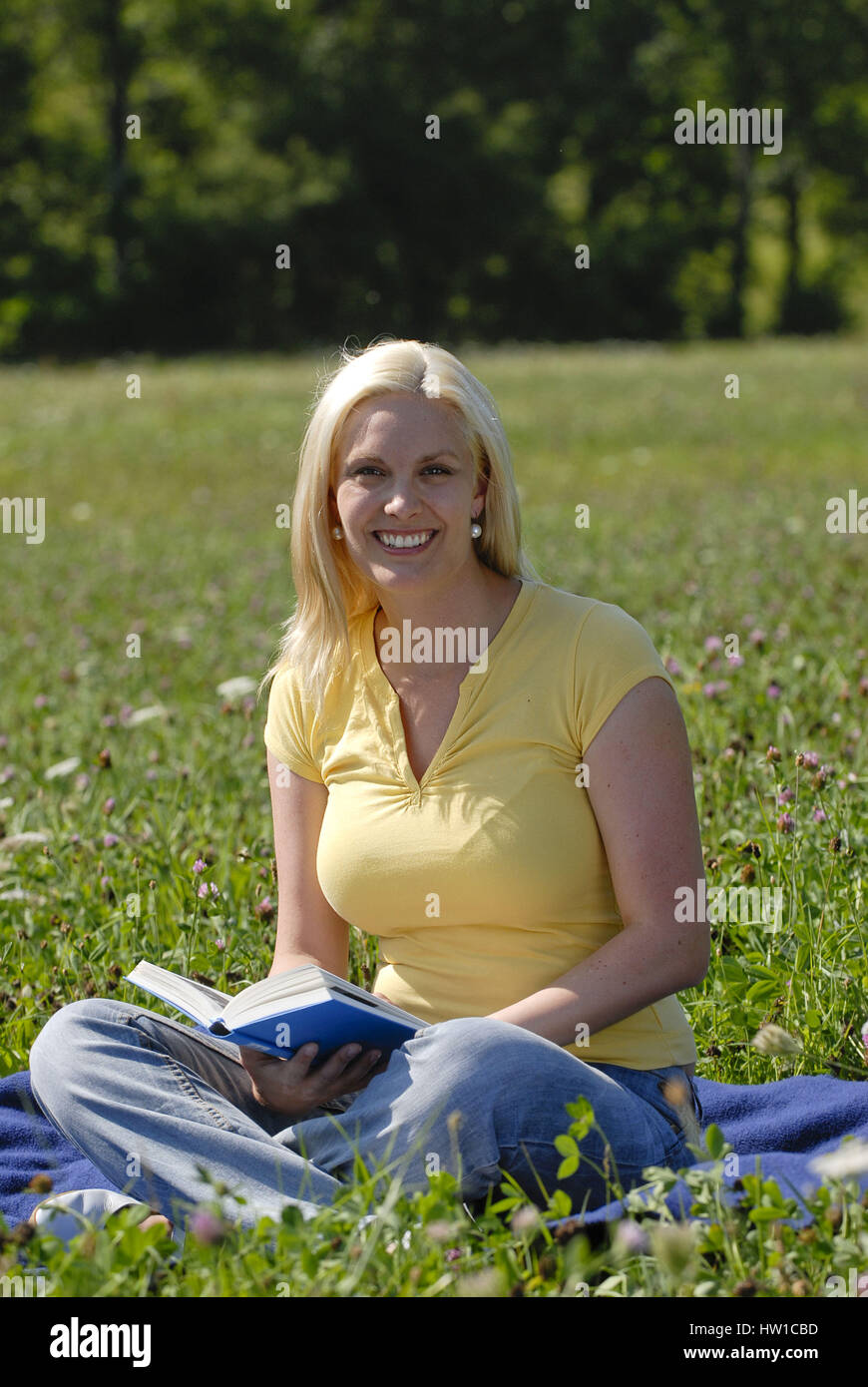 Relaxed reading, Entspanntes Lesen Stock Photo - Alamy