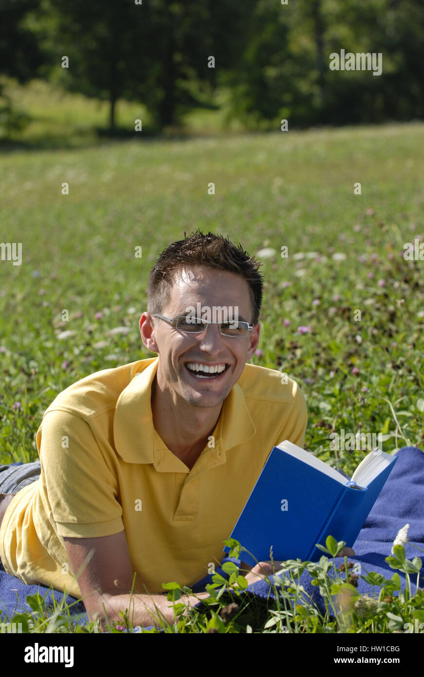 Relaxed reading, Entspanntes Lesen Stock Photo - Alamy