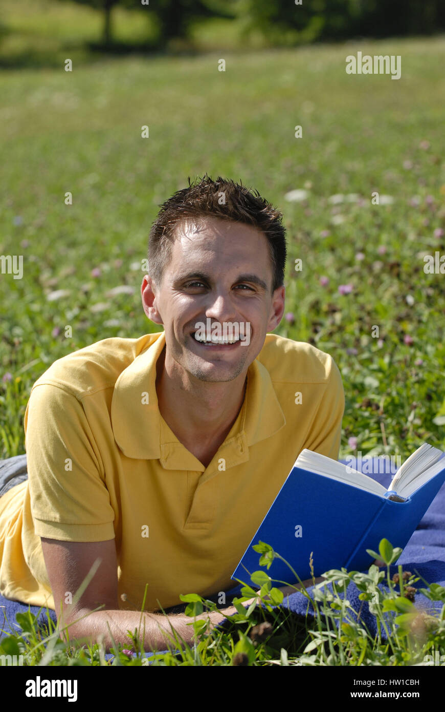 Relaxed reading, Entspanntes Lesen Stock Photo - Alamy
