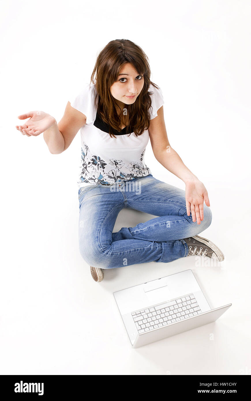 Unsuspecting schoolgirl with laptop, Ahnungslose Sch¸lerin mit Laptop ...