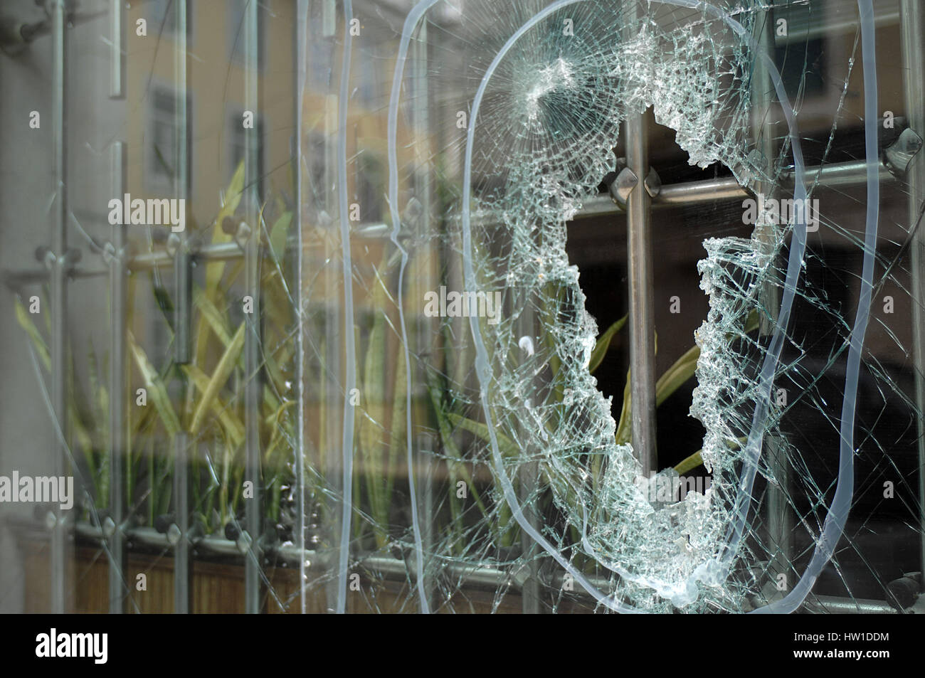 Smashed window pane, Eingeschlagenen Fensterscheibe Stock Photo - Alamy