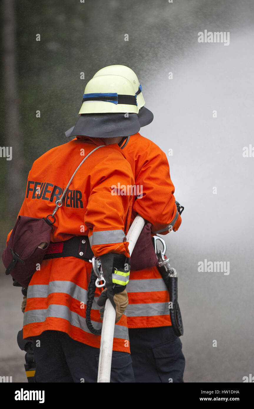 Feuerwehrmann wasser hi-res stock photography and images - Alamy