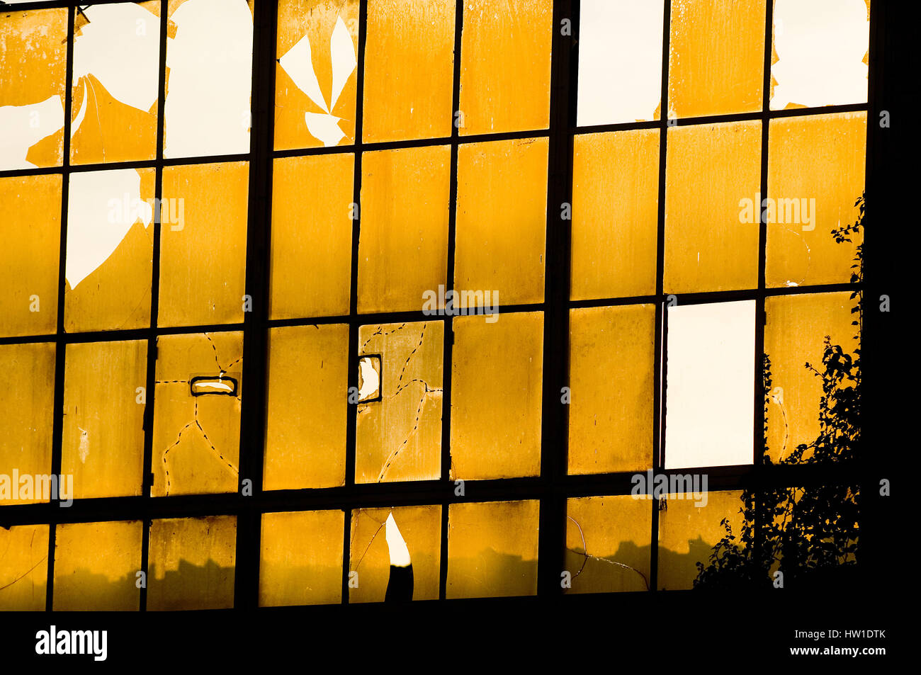 Burst window pane, Zerborstene Fensterscheibe Stock Photo - Alamy