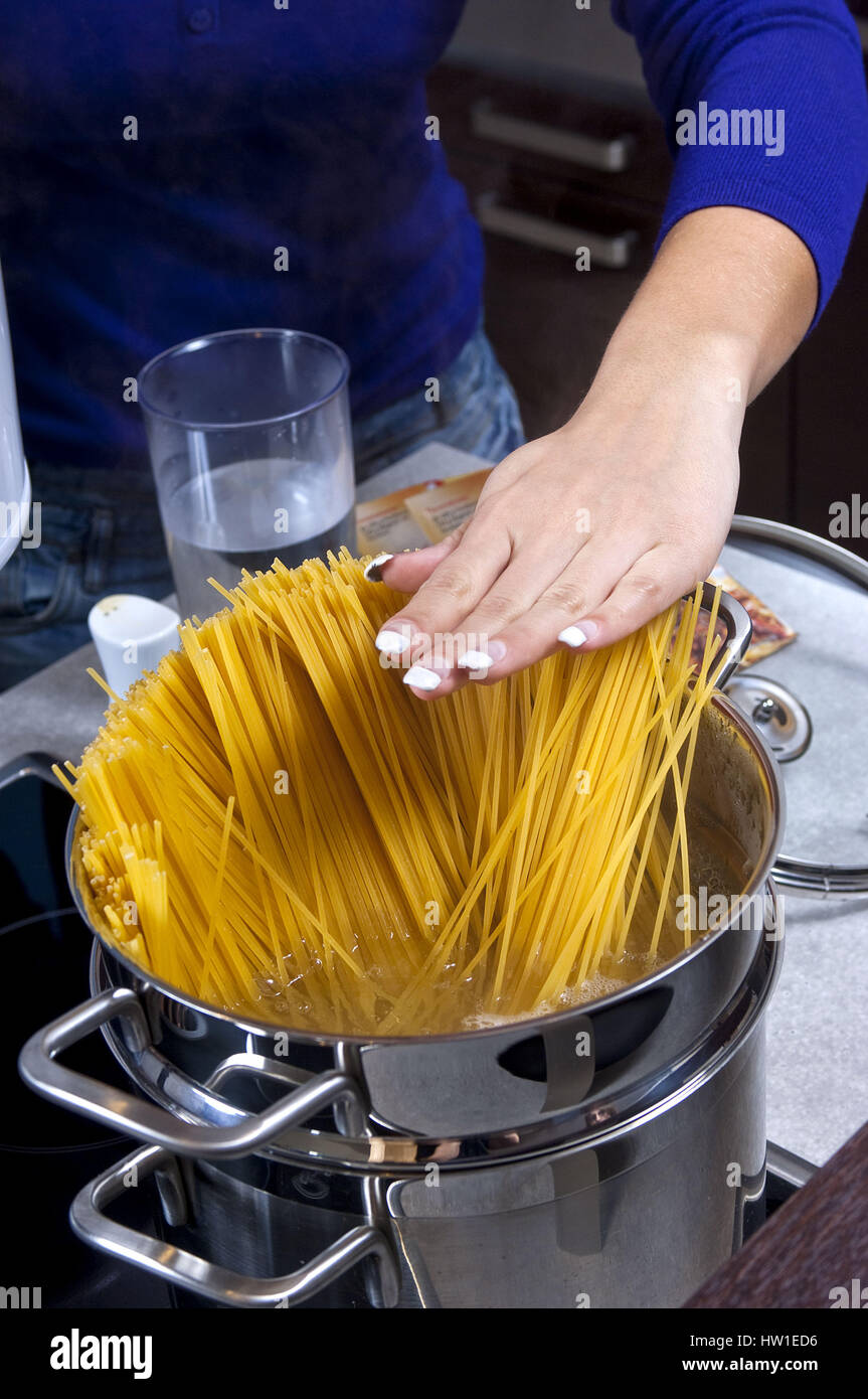 Spaghetti cooks, Spagetti kochen Stock Photo - Alamy