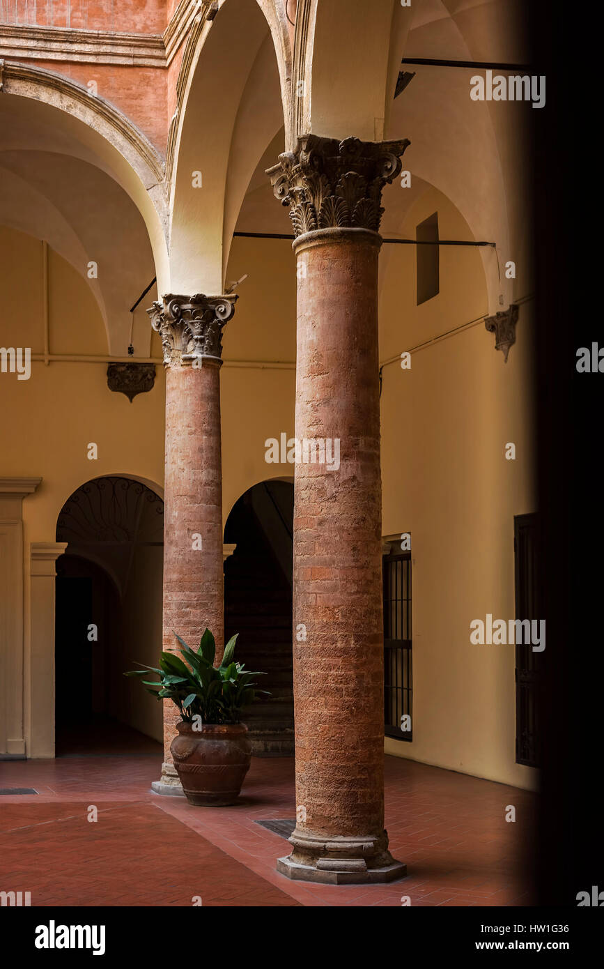 Tall ancient greek columns hi-res stock photography and images - Alamy