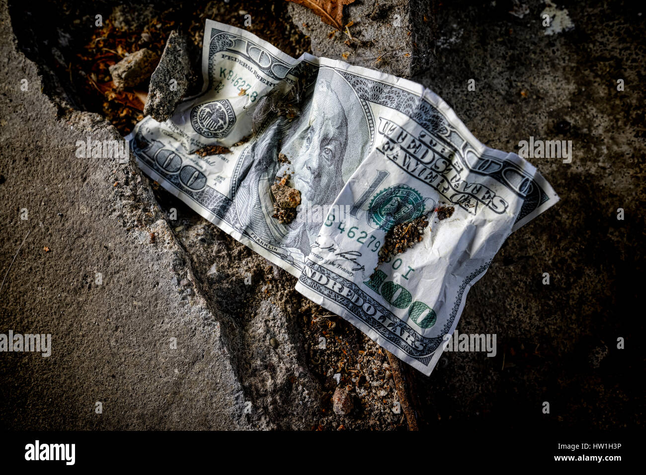 United States one hundred dollar bill on dirty ground Stock Photo - Alamy