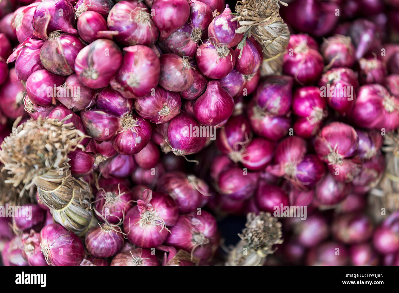 Stack of red onions Stock Photo - Alamy