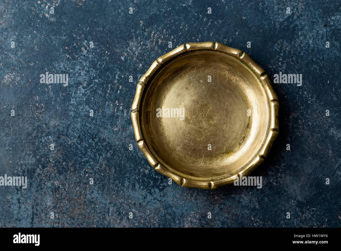 Empty metal plate on dark texture background top view, copy space Stock ...