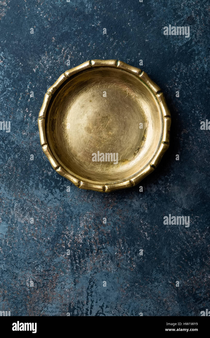 Empty metal plate on dark texture background top view, copy space Stock ...