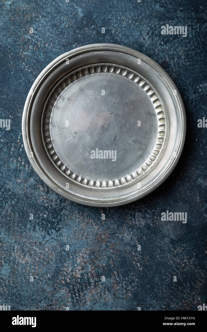 Empty metal plate on dark texture background top view, copy space Stock ...