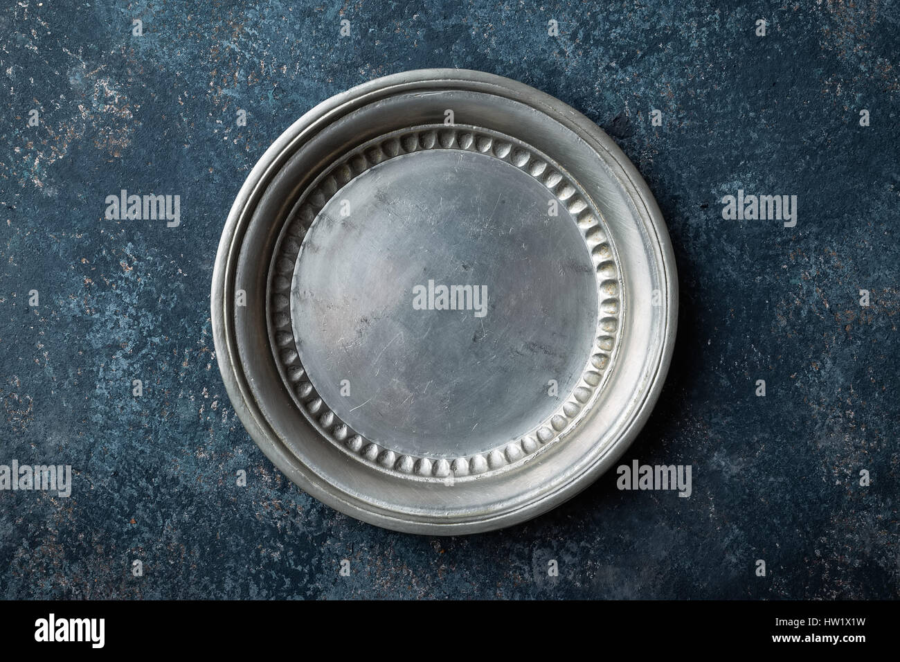 Empty metal plate on dark texture background top view, copy space Stock ...