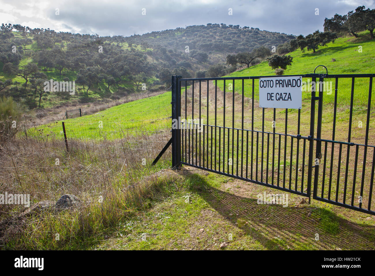 Hunting sign and fence hi-res stock photography and images - Alamy