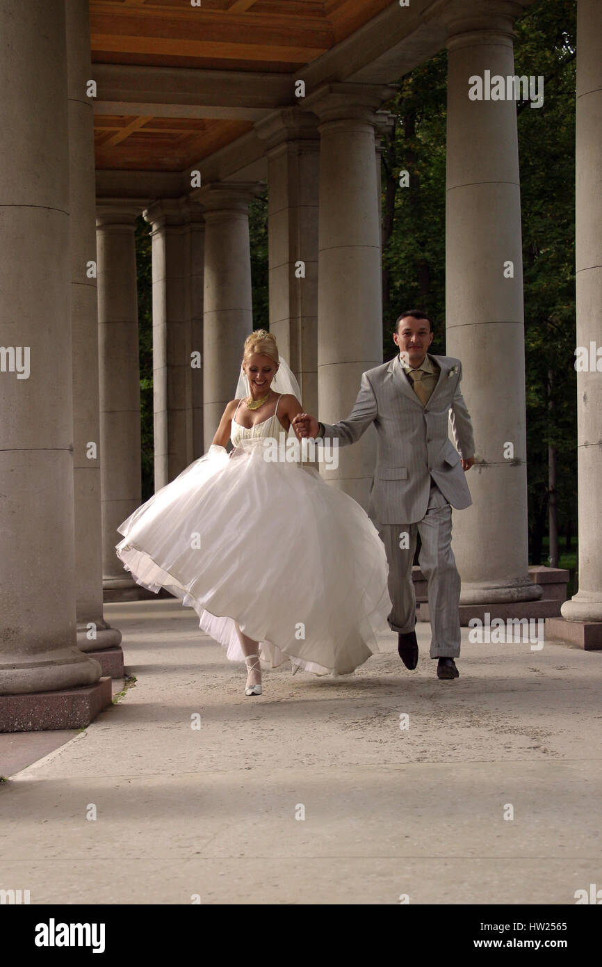 The groom and the bride run Stock Photo - Alamy