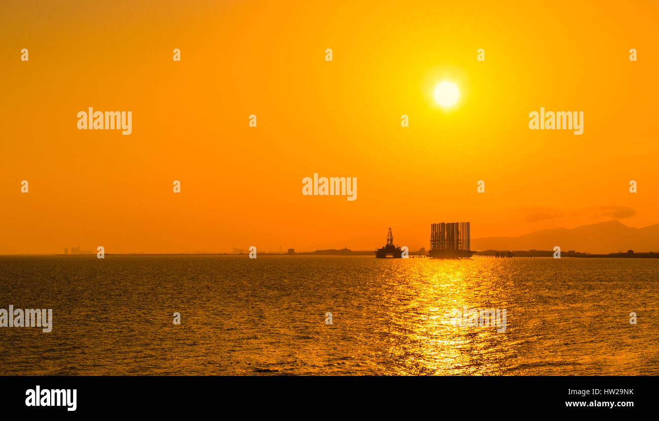 Oil rig sea hi-res stock photography and images - Alamy