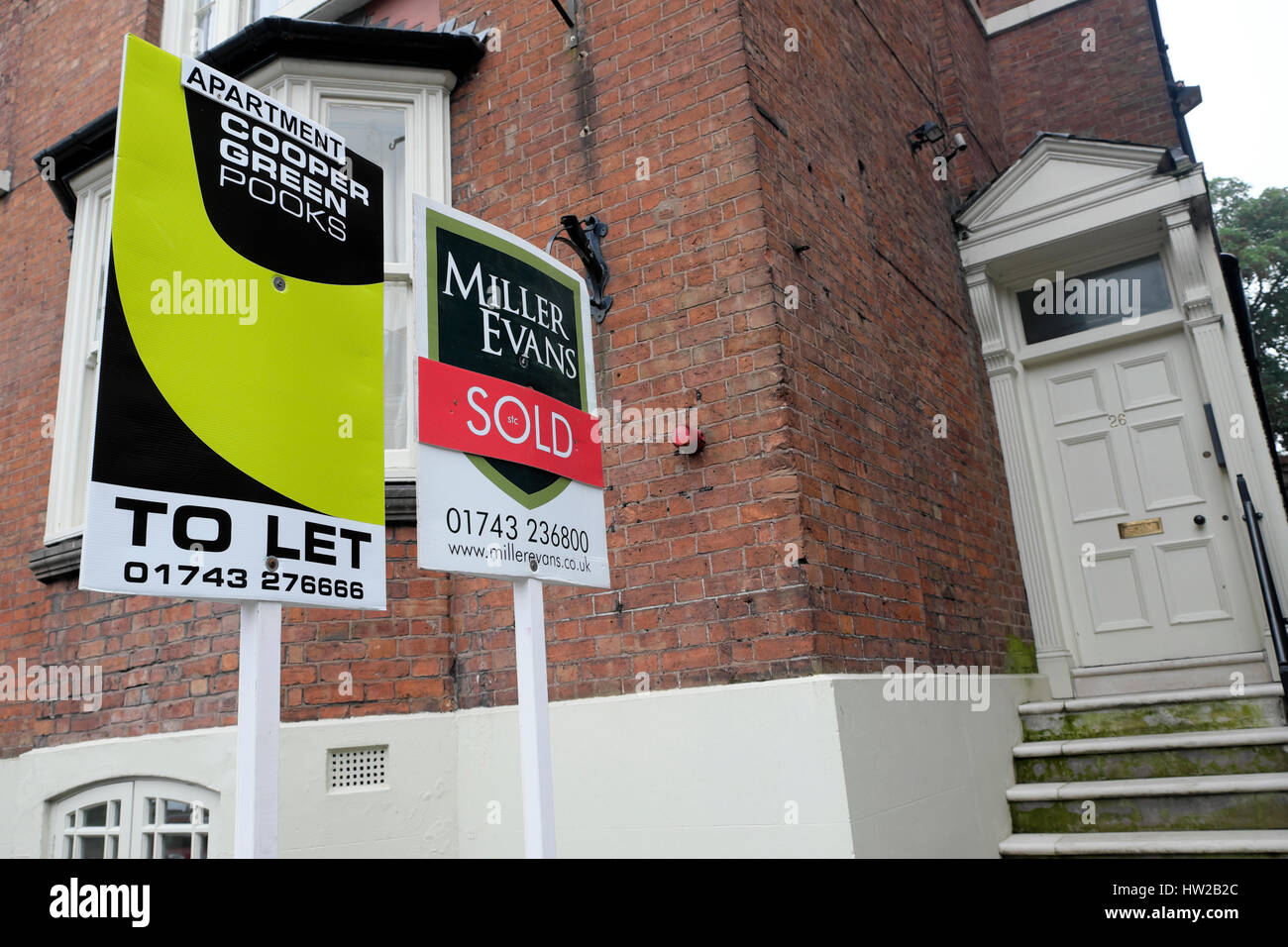 Sold house signs hi-res stock photography and images - Alamy