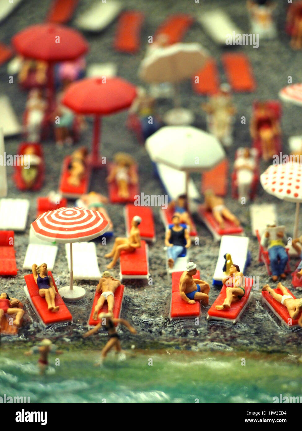 Vintage beach scene umbrella hi-res stock photography and images - Alamy