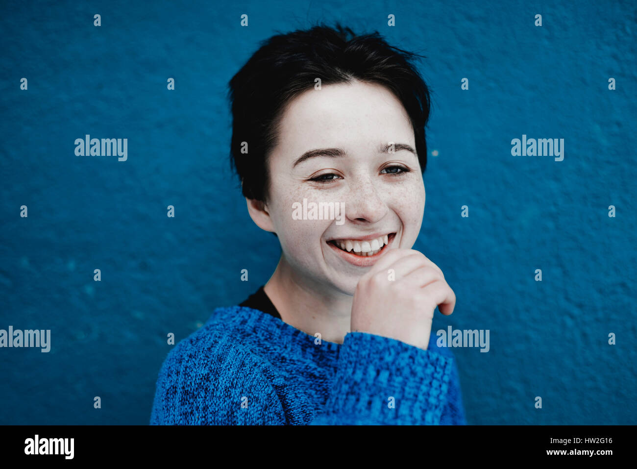 Woman and blue wall hi-res stock photography and images - Alamy