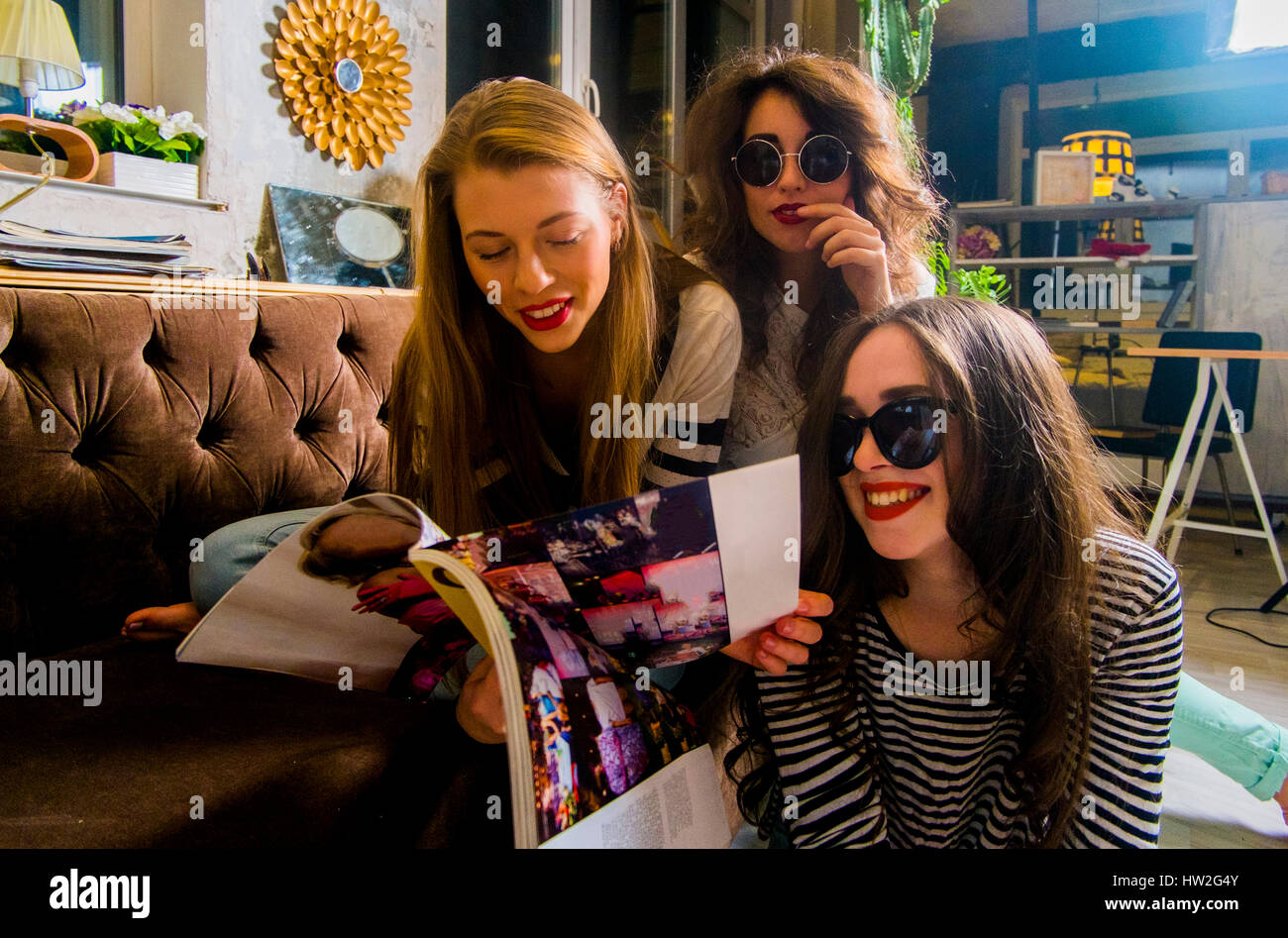 Woman reading style magazine hi-res stock photography and images - Alamy