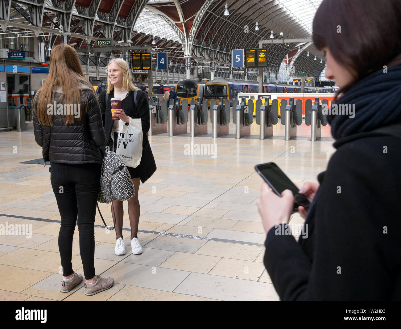 Young travellers hi-res stock photography and images - Alamy
