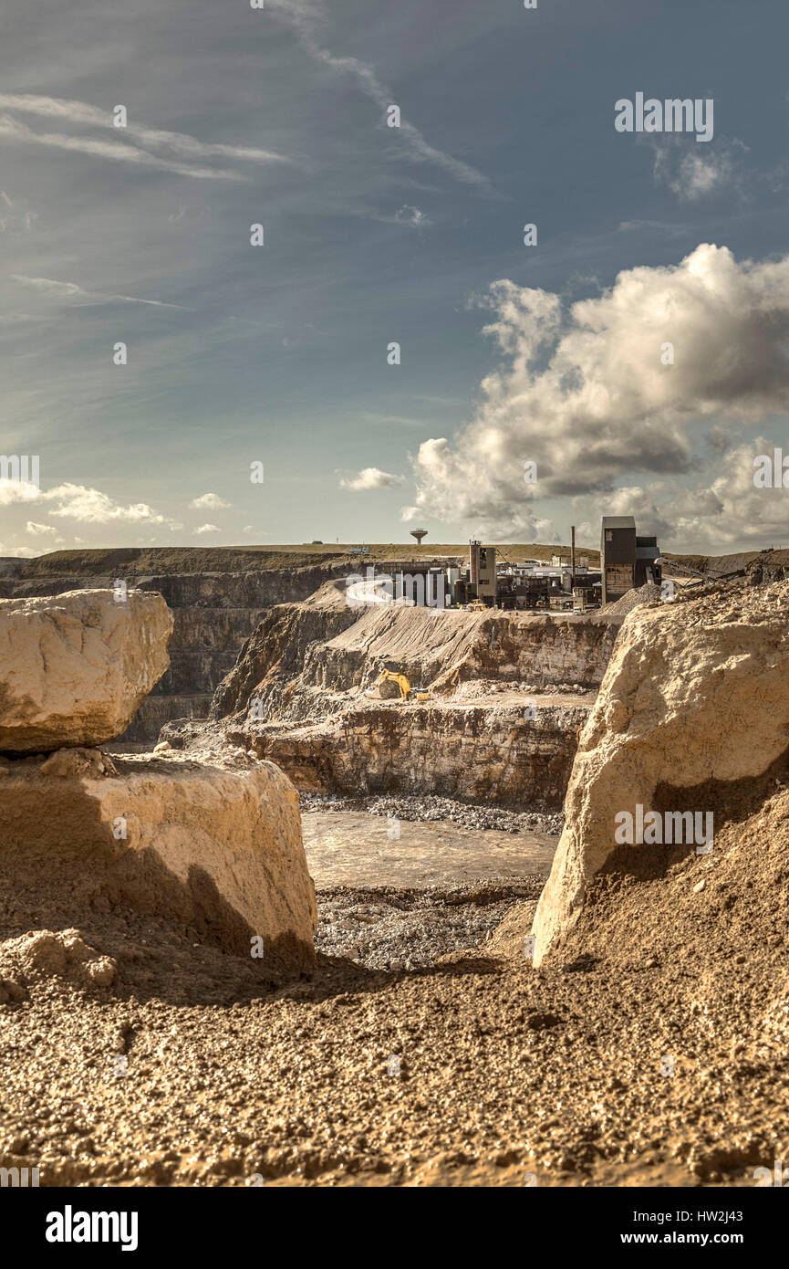 Open cast aggregate quarry hi-res stock photography and images - Alamy
