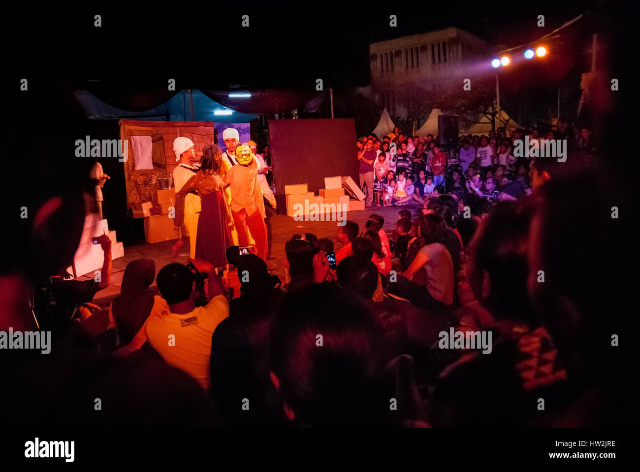 Crowd watching the Papermoon Puppet Theatre show entitled 'SirdusKarkus ...