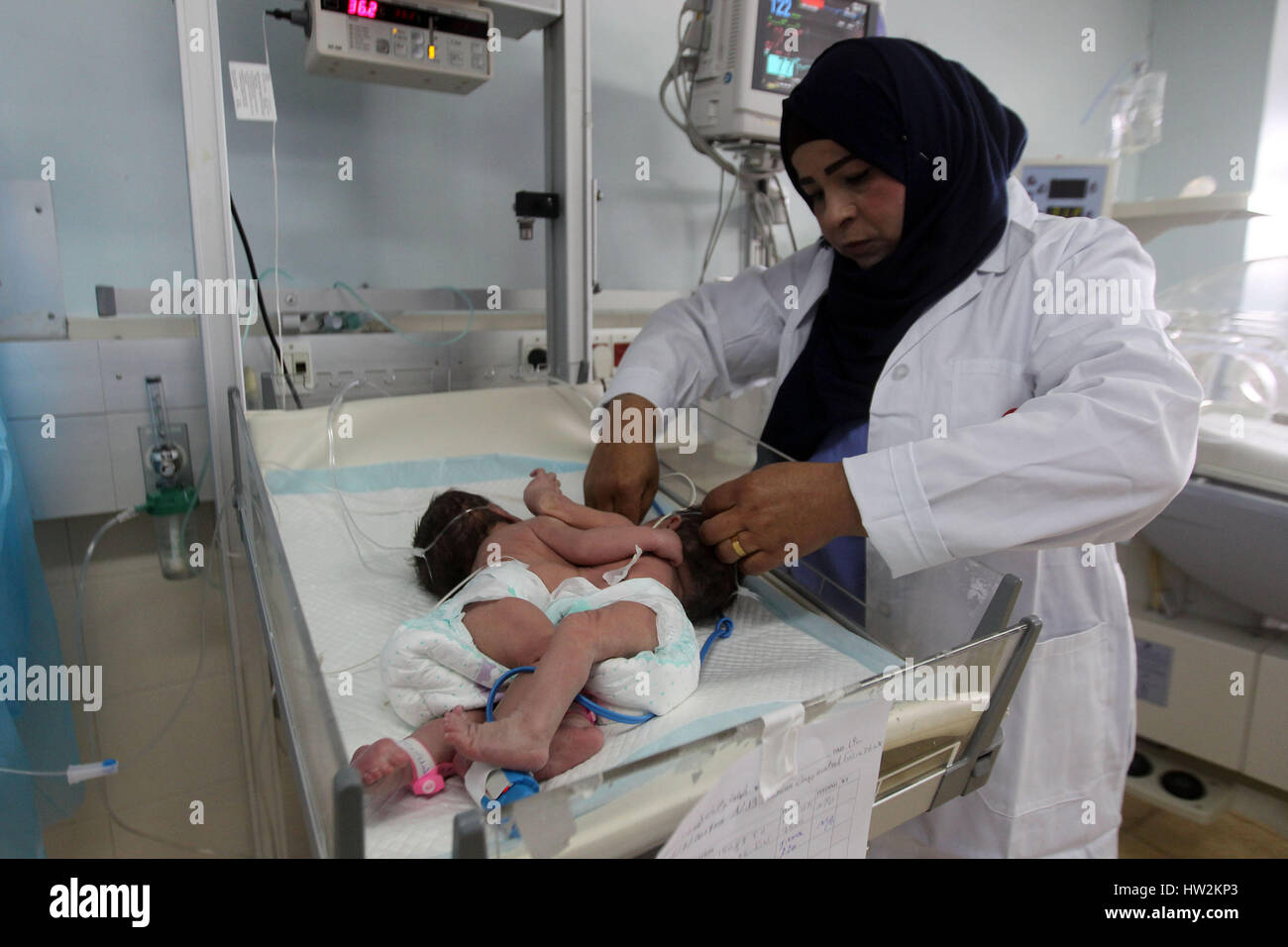 Hebron, Palestine. 16th Mar, 2017. A Palestinian doctor takes care of a ...