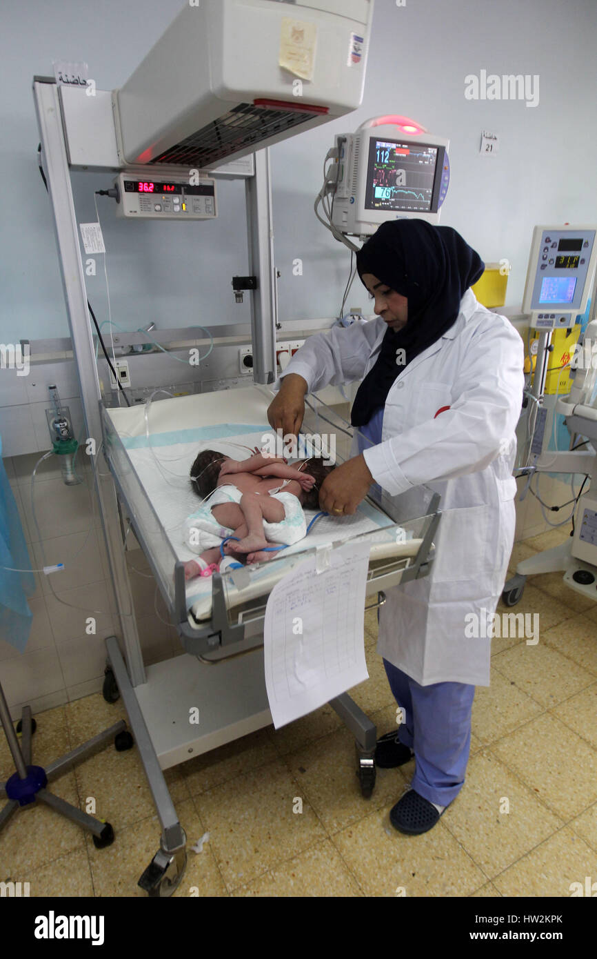 Hebron, Palestine. 16th Mar, 2017. A Palestinian doctor takes care of a ...