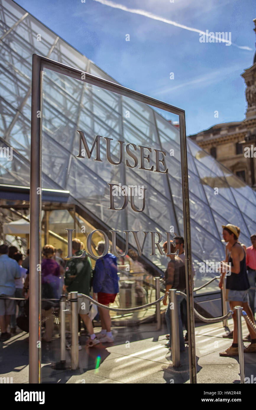 Louvre museum entrance sign paris hi-res stock photography and images ...