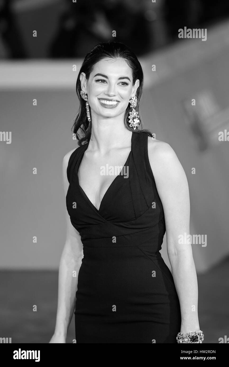 Cleavage low cut dress hi-res stock photography and images - Alamy