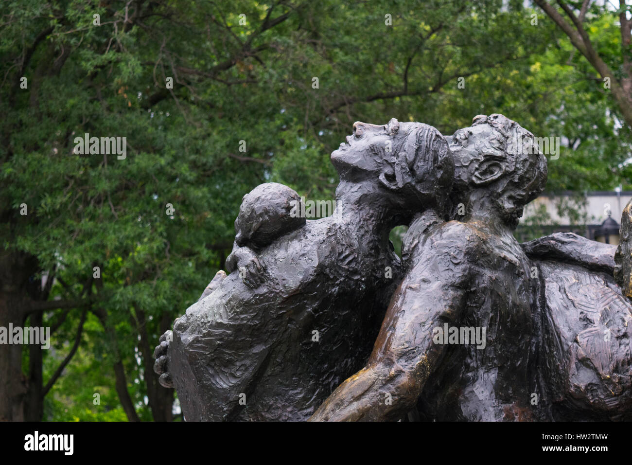 Immigrant family statue of liberty hi-res stock photography and images ...