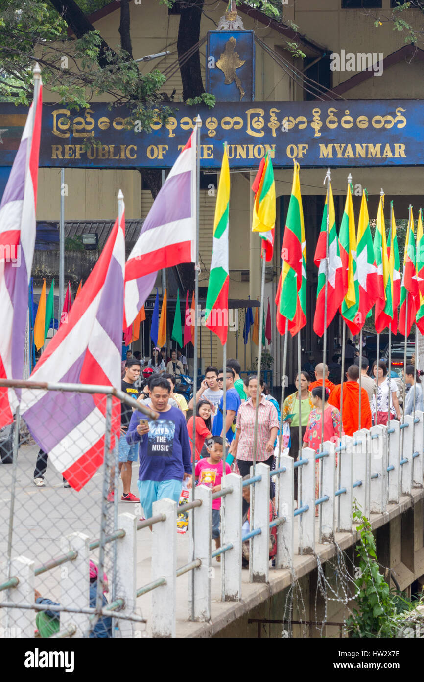 The busy border crossing between Thailand and Myanmar in Mae Sai Stock ...