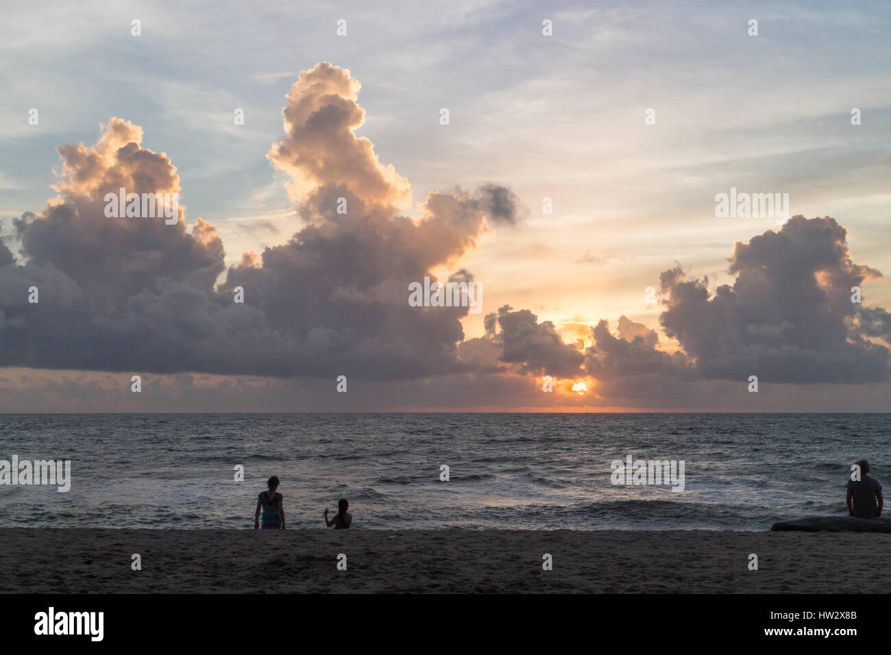 Couple watching sunset on the beach hi-res stock photography and images ...