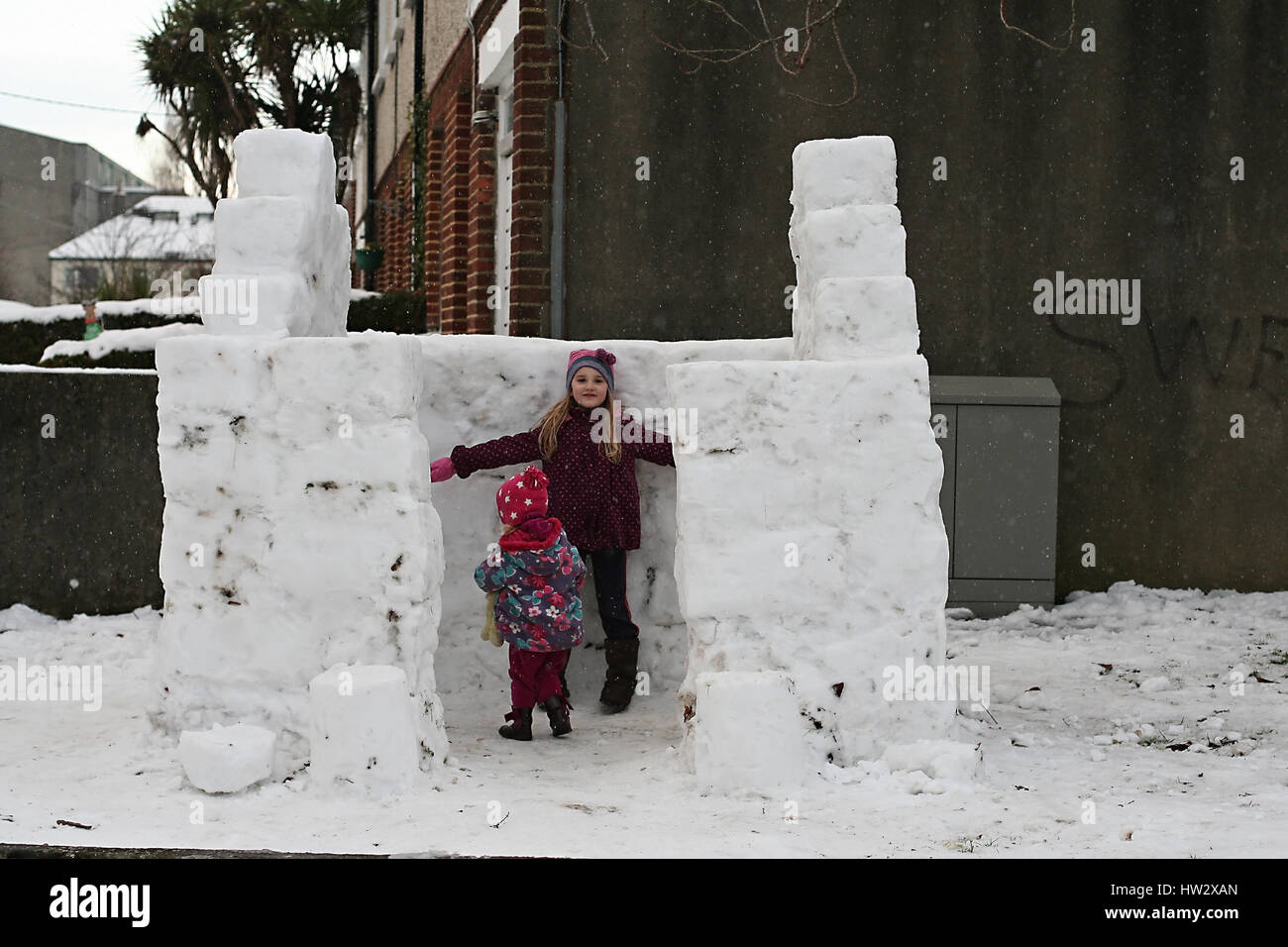 Children building igloo hi-res stock photography and images - Alamy