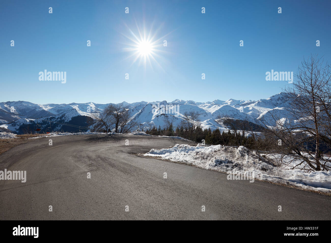 Empty road mountains trees hi-res stock photography and images - Alamy