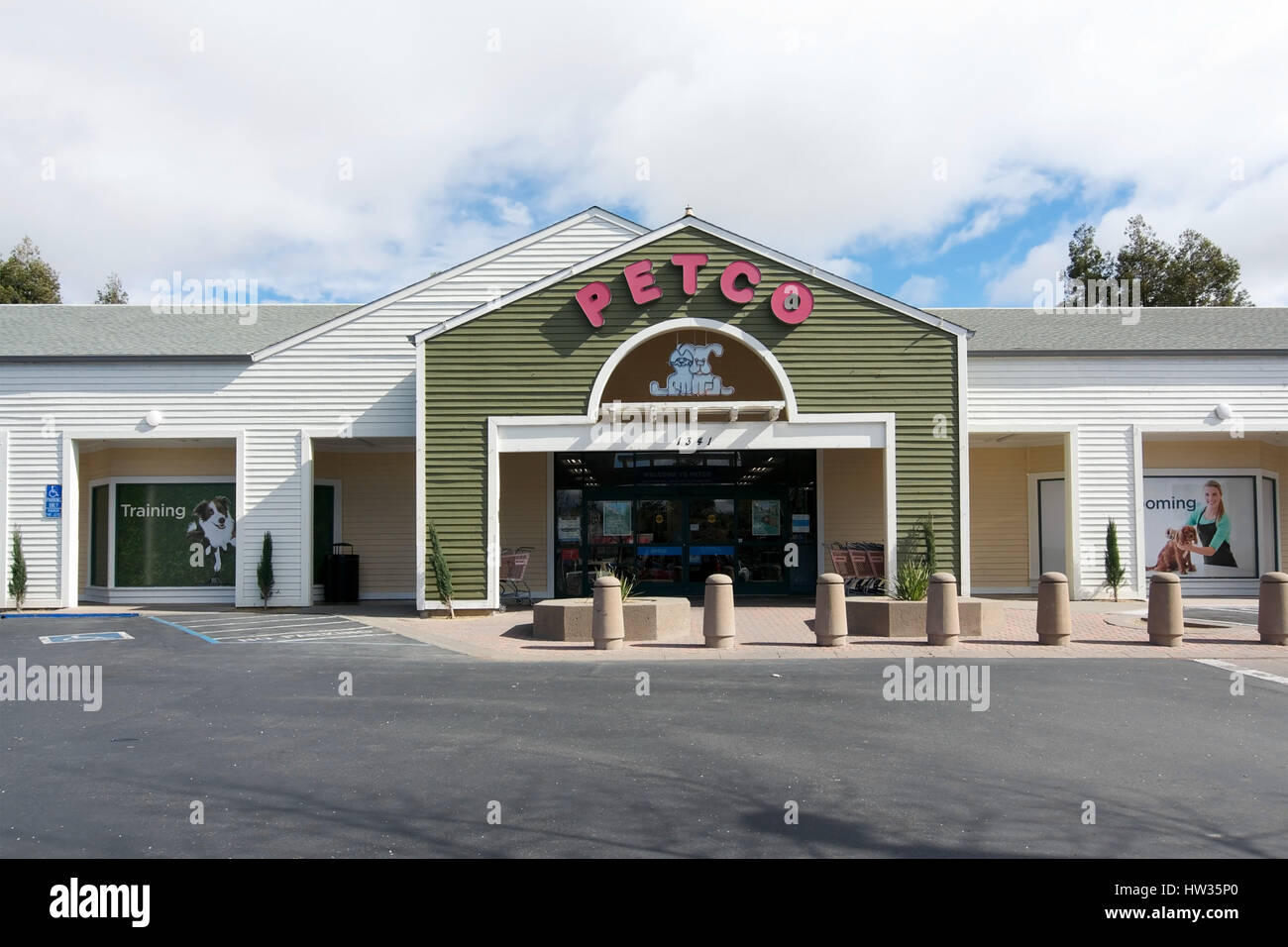 Front of a Petco store and grooming at the Marketplace, Davis ...