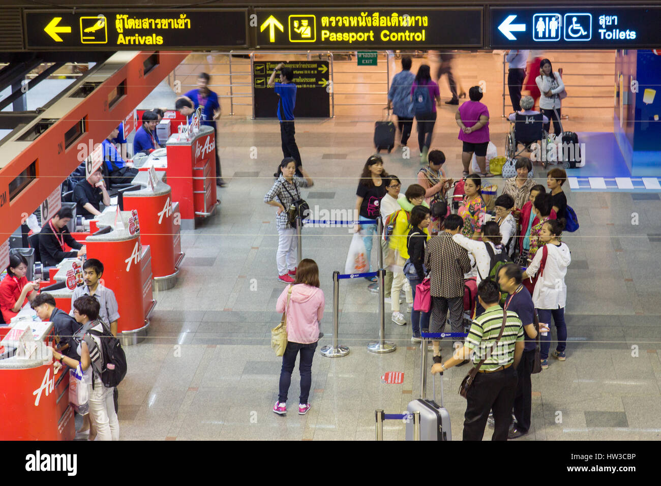 Immigration queue airport hi-res stock photography and images - Alamy