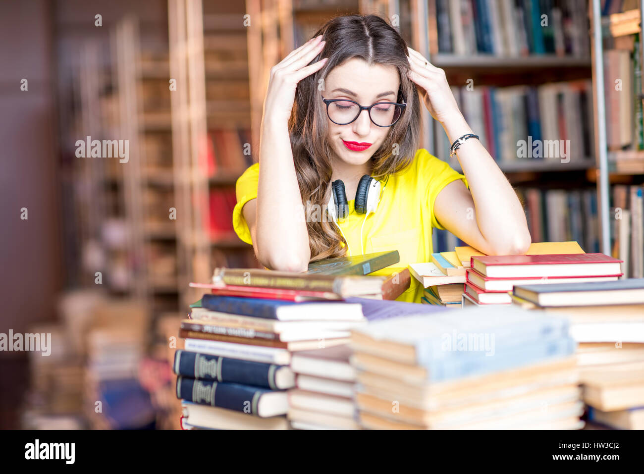 Student at the library Stock Photo - Alamy