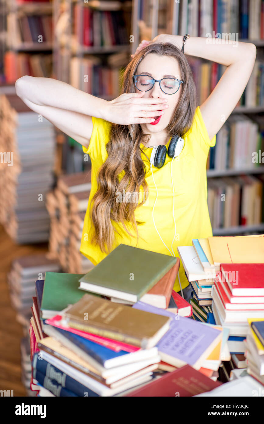 Student at the library Stock Photo - Alamy