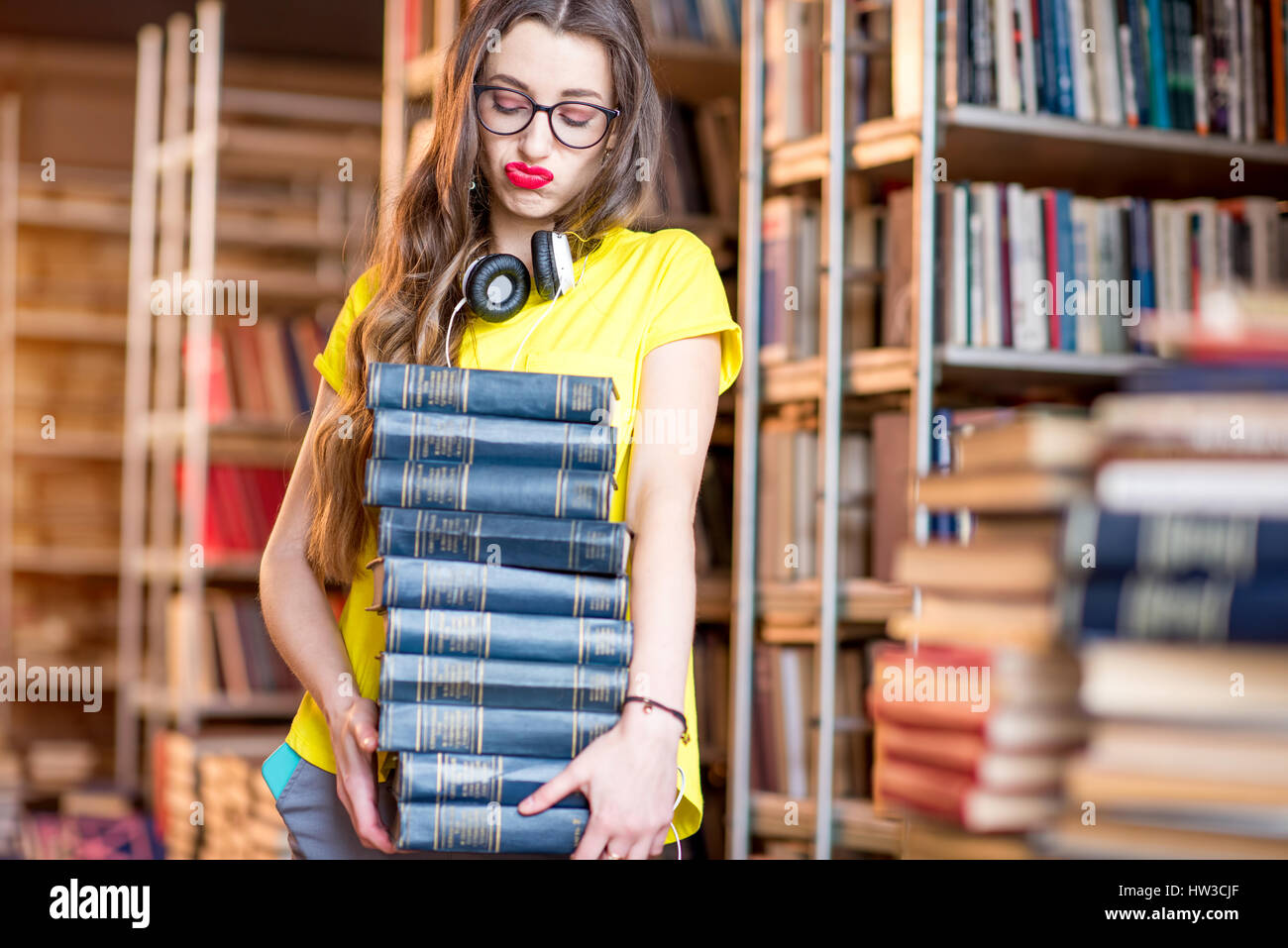 Student at the library Stock Photo - Alamy