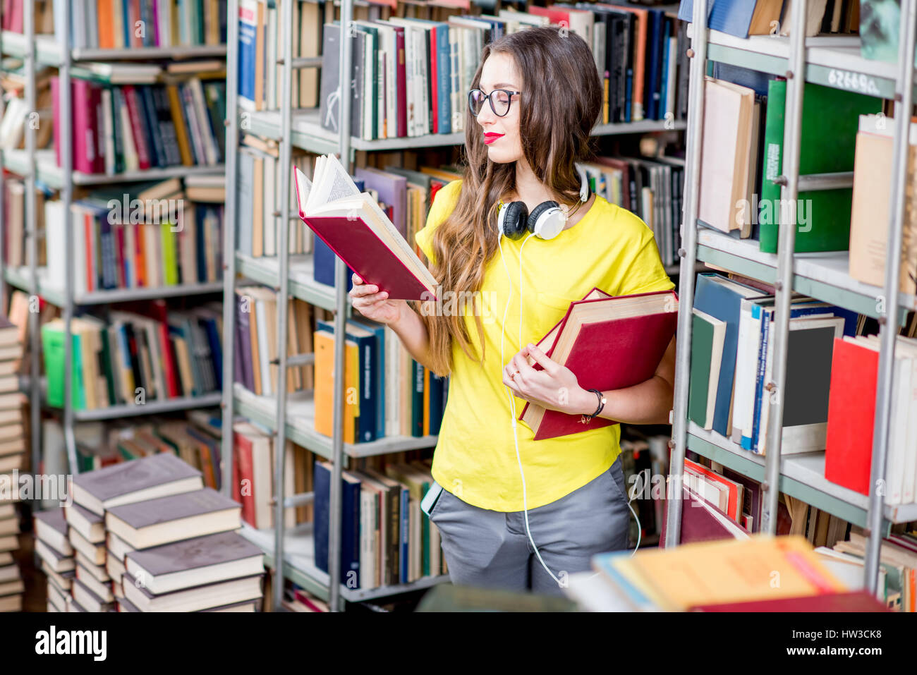 Student at the library Stock Photo - Alamy