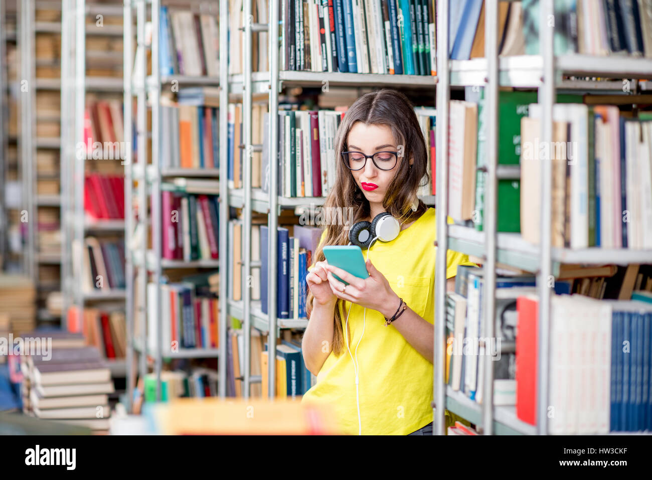Student at the library Stock Photo - Alamy