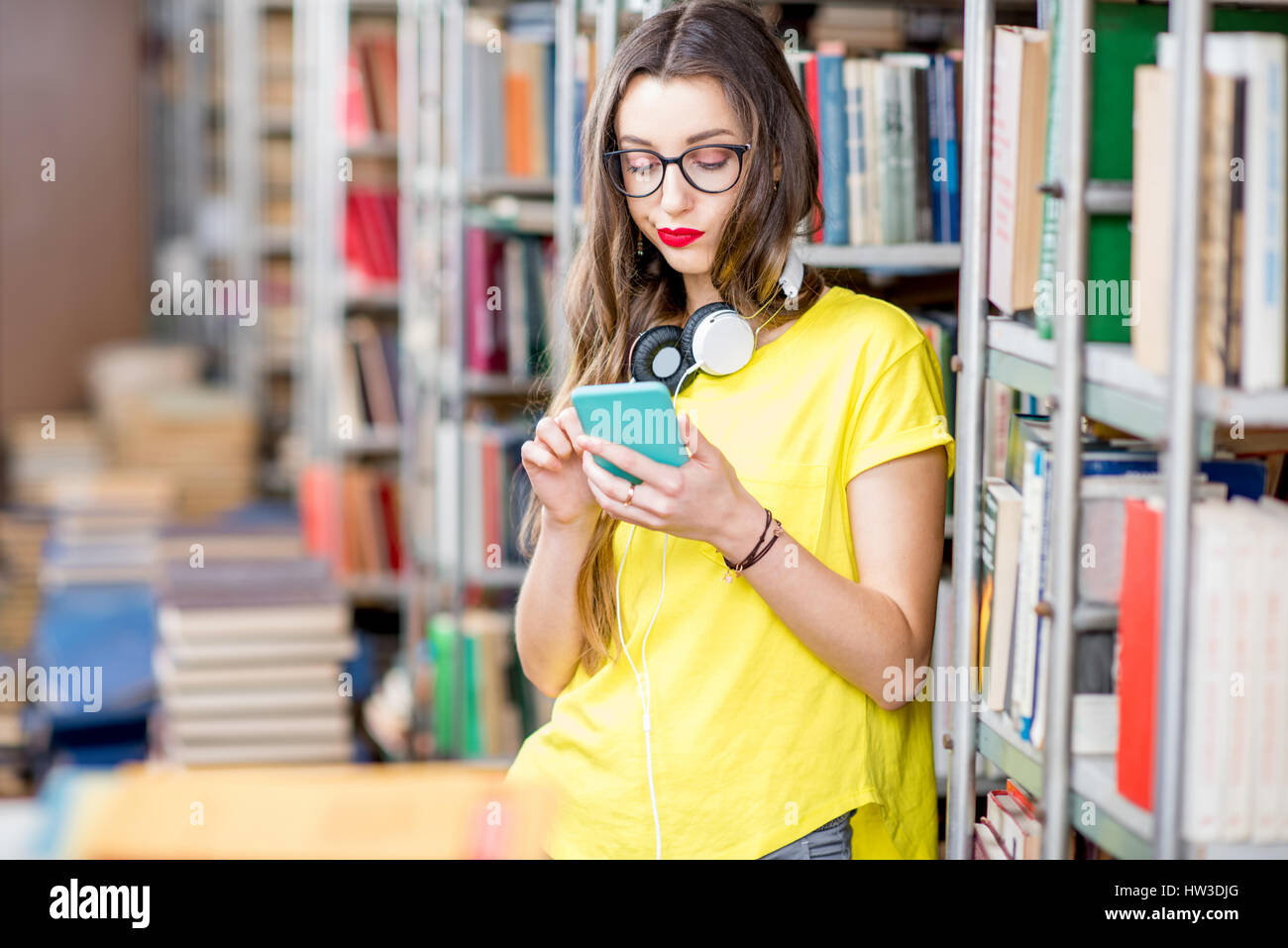 Student at the library Stock Photo - Alamy