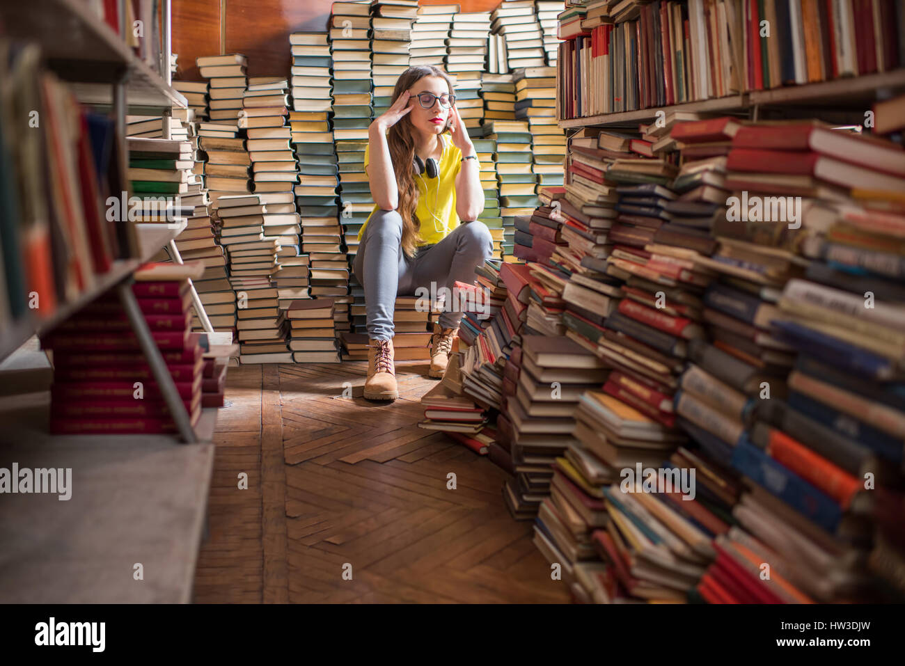Student at the library Stock Photo - Alamy